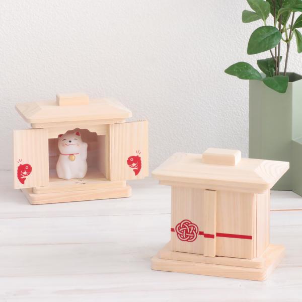 本格的なミニチュア神棚「にゃんこ宮」、かわいい招き猫が優しくあなたを見守ってくれます。扉には梅結びの水引が描かれています。梅結びには「固く結ばれてほどけないように」という願いが。扉を開けば2匹の鯛が踊り、おめでタイ雰囲気に。お宮には1匹、招...