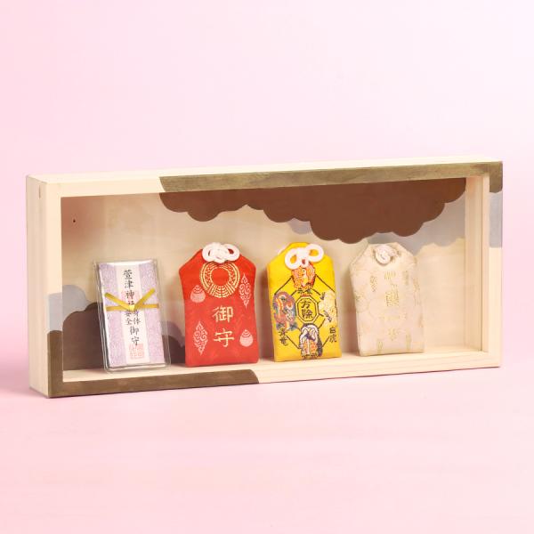 いただいた大切なお守りは、神様と神社と私をつなげる小さなご神体。無くしてしまわないよう、汚してしまわないよう、敬う想いとともに丁寧にお祀り。神が宿るといわれる「ひのき」で囲われた「聖域」の中へ納めれば、かわいく立派に飾ることができます。いに...