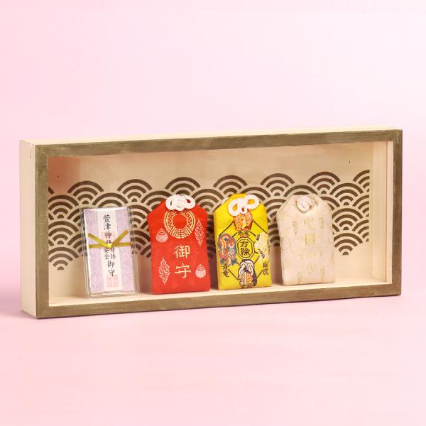 いただいた大切なお守りは、神様と神社と私をつなげる小さなご神体。無くしてしまわないよう、汚してしまわないよう、敬う想いとともに丁寧にお祀り。神が宿るといわれる「ひのき」で囲われた「聖域」の中へ納めれば、かわいく立派に飾ることができます。黄金...