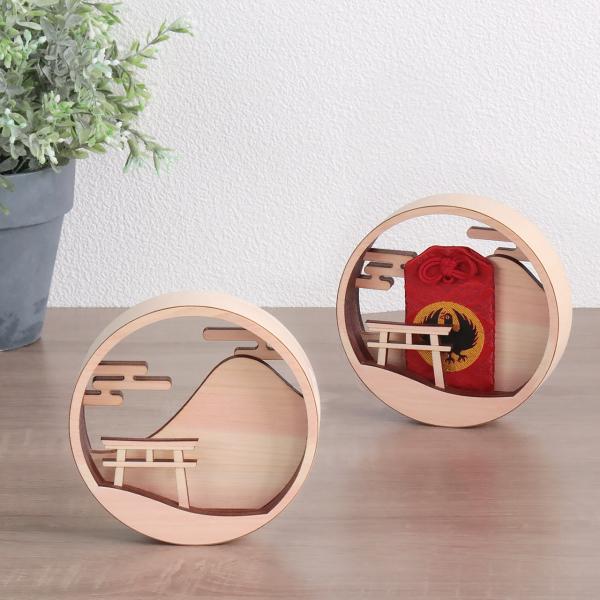 鳥居の向こうは神様のいる場所、大切なお守りをすこしだけ「厳かに」お飾り。山のご神体と入り口には鳥居、お家の中に小さな「聖域」を。一番大切なお守りをひとつ、丁寧に飾ります。すべてのパーツはひのき材の薄板を切り抜き、立体的に重ねています。円周に...