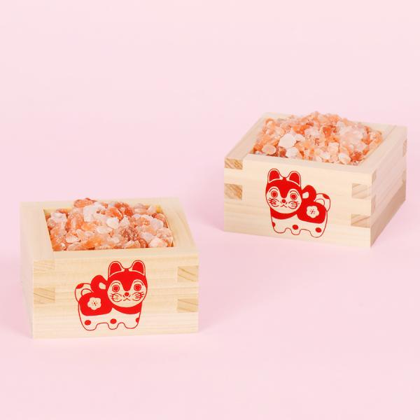 ひのきの器、枡の「置き塩」、新しくかんたんな盛り塩です。お家の玄関やリビング、トイレ、デスクの上などなど、浄化したい場所へポンと置いてください。飛び跳ねる鯛は運気上昇のアイコン、あなたに幸せを呼び込みます。枡の中には「竹ざる」が描かれていま...