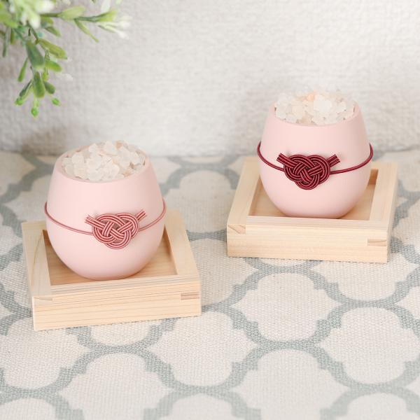※こちらの商品は一対ではなく単品での販売です。ひのきの器の「置き塩」、新しくかんたんな盛り塩です。お家の玄関やリビング、トイレ、デスクの上などなど、浄化したい場所へポンと置いてください。魔を除け、あなたに幸せを呼び込みます。桜をイメージした...