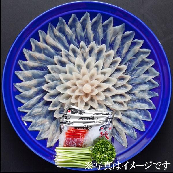 【発売日：2014年04月01日】これ１枚で４〜５人前です。陶器皿付き。ふくさしに欠かせないもみじおろし、小ねぎ、ポン酢も一緒にお届けします。【冷蔵配達】【産地】 トラフグ（国産：養殖）【賞味期限】出荷日含めて冷蔵4日【保存方法】要冷蔵※商...