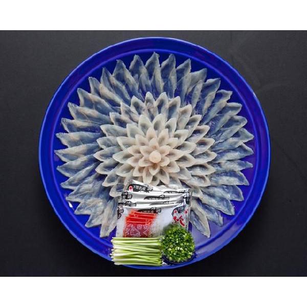 【発売日：2014年04月01日】2人前のトラふぐ刺身陶器皿盛りです。すぐに食べられるように、もみじとポン酢、小ネギもセットでお届けします。【冷蔵配達】【産地】 トラフグ（国産：養殖）【賞味期限】出荷日含めて冷蔵4日【保存方法】要冷蔵