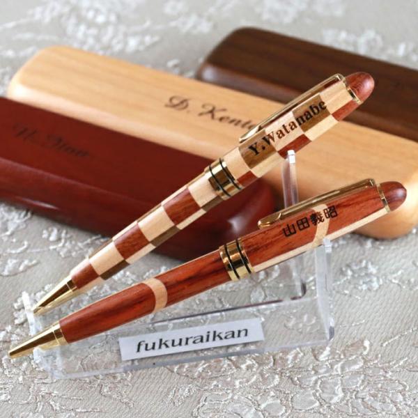 名入れ代金込で送料無料3,480円♪お客様からのご意見をもとに蓋が勝手に開かないようマグネットがついた安心設計へと改良させていただきました！【ペン】長さ：約14.5cm　直径：約1.5cm【ケース】縦：約17cm　横：約4cm＊通常は彫刻品...
