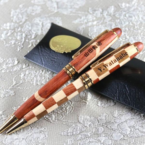 寄木タイプの木製ボールペンは、洗練されたデザインと高級感あふれる仕上げが特徴です。卒業記念品やプレゼントとして、男性や女性への贈り物に最適です。この特別な木製ボールペンは、上質な木材を使用しており、使い手に上品な触感を提供します。名入れサー...