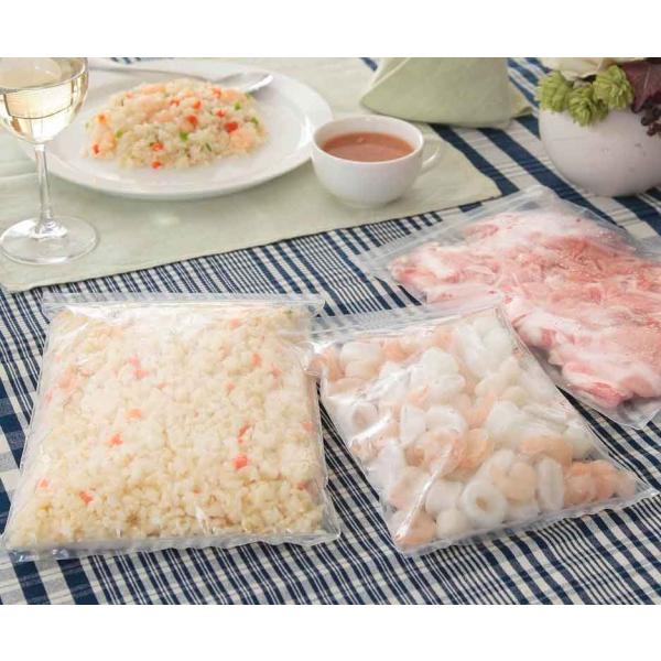 サイズ[mm]:チャック下340x袋幅240x厚さ0.08入数:800枚（1袋100枚入x8袋）日本製・色：透明・切込あり特殊2層フィルムで低温に強く冷蔵品・冷凍品の包装にご利用いただけます。シール強度も強く、重量物にも適しています。底開き...