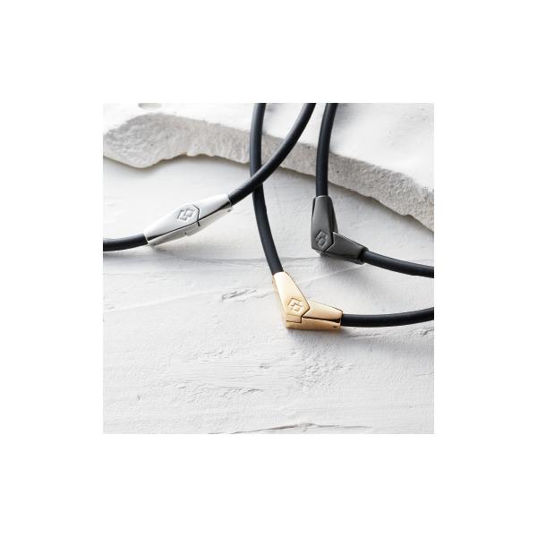 2タイプに変化するトップジョイントデザインのネックレスです。希土類永久磁石150mT(1500G)10個をN極S極交互配列、シリコン、ステンレス管理医療機器/医療機器認証番号：301AGBZX00080000サイズL（51cm）M（47cm...