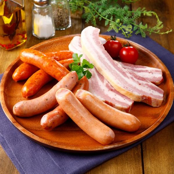 ドイツ製法で作った本場仕込みのベーコン・ソーセージ食べごたえのある3種類のソーセージと、どんなお料理も美味しくなる旨味たっぷりのベーコンセットは、どなたにも喜ばれる商品です。◆商品内容：ペッパーソーセージ120g／荒びきソーセージ120g／...