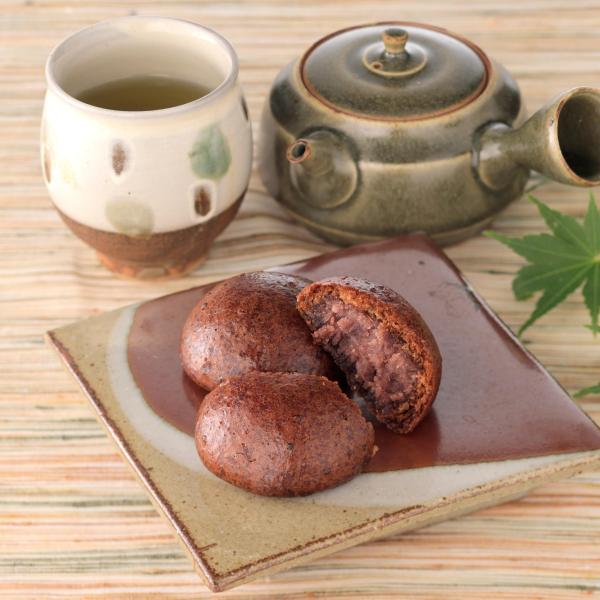 大正12年創業菓子工房あくつ屋の名物「かりんとう饅頭」。地元船引町の特産品エゴマ入りの黒糖のかりんとう風味の皮に、甘さ控えめのこし餡が入ってます。自然解凍やオーブントースター等で表面を加熱してお召し上がりください。※こちらの商品は着日指定は...