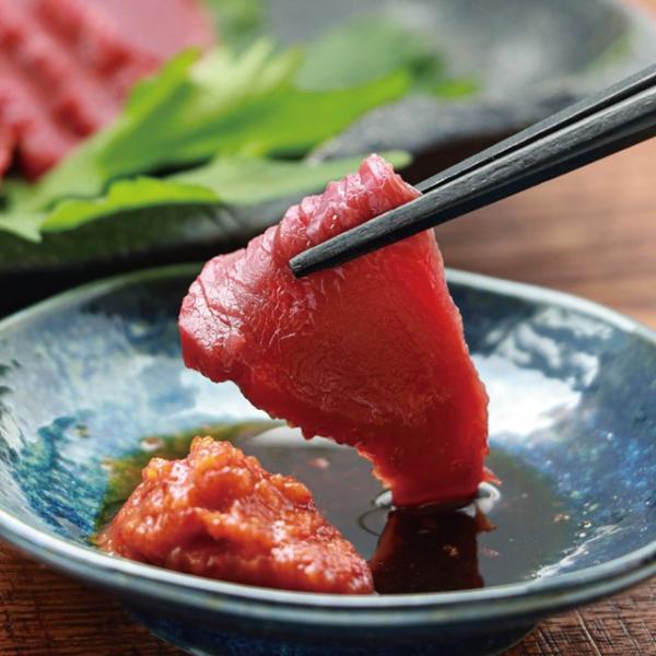 会津の馬刺しは郷土料理として親しまれております。美しい赤身の馬刺しは優しいさが自慢の逸品、相性抜群の特製からし味噌でお召し上がり下さ◆商品内容：馬刺し（国産・生食用）130g×2個／からしみそ7g×4個◆賞味期限：加工日より60日◆冷凍便◆...