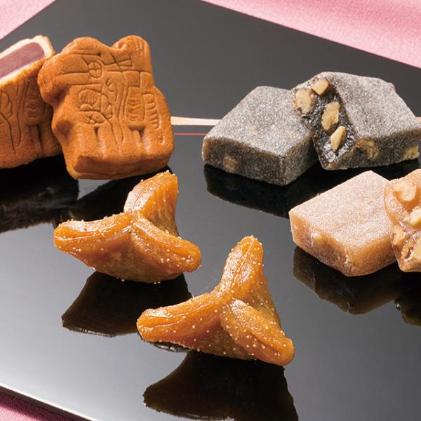 厳選されたお米でゆべし生地を作り、独特の形であんを包み込み蒸しあげた家伝ゆべし。くるみゆべし他銘菓詰合せです。◆商品内容：家伝ゆべし4個(2個×2袋)／家伝ゆべし山塩あん4個（2個×2袋）／家伝くるみゆべし1個／家伝くるみゆべし（ごま）1個...