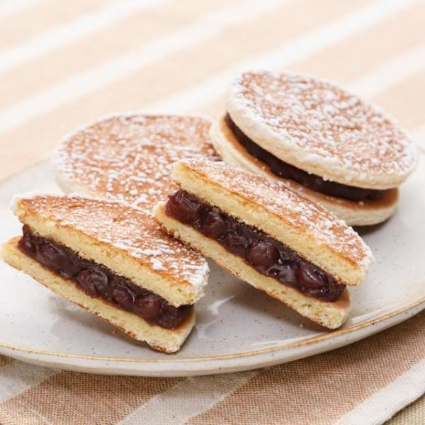 「じゃんがら念仏踊り」に由来し、長く親しまれているふるさとの味です。北海道産大納言小豆を風味良く練り上げた小倉あんを、水を使わずに焼き上げ卵たっぷりの皮で挟んだ独特のお菓子です。表面は砂糖でコーティング、形は踊りに使用する太鼓に似せています...