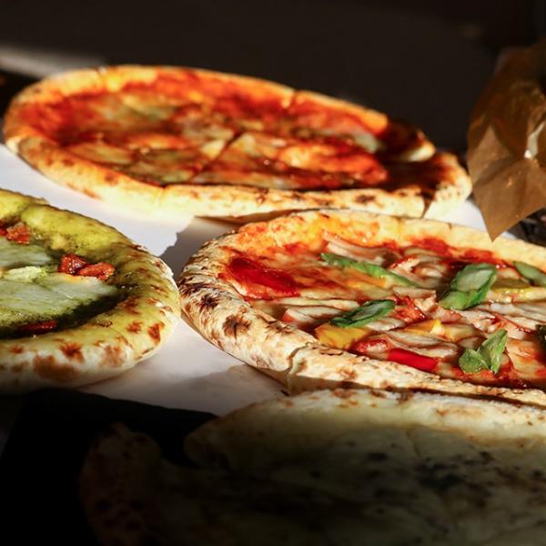 モッツアレラチーズとイタリア産トマトソースの「マルゲリータ」、4種のチーズをトッピングした「クワトロフォルマッジ」、岩塩を直接塗り込み、燻製をした本格ベーコンとパプリカやアスパラガスなどをトッピングした「パンチェッタ野菜」のバラエティーセッ...