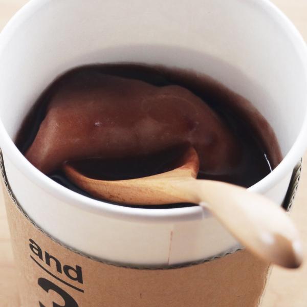 和菓子屋のあんこを作るあんこ屋 郡山製餡のこだわりが詰まったおしるこです。あんことお餅を容器に入れたらレンジで温めるだけ！北海道産小豆を使用した、さらりとしたなめらかなこしあんの優しい甘さが寒い季節にピッタリです。10月から3月季節限定商品...