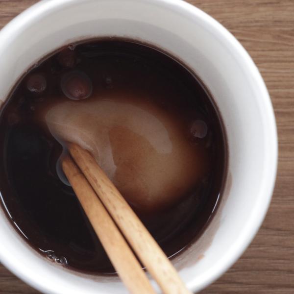 和菓子屋のあんこを作るあんこ屋 郡山製餡のこだわりが詰まったぜんざいです。あんことお餅を容器に入れたらレンジで温めるだけ！北海道産小豆を使用したほくほくした優しい甘みのぜんざいは寒い季節にピッタリ！※10月から3月季節限定商品※のし掛け不可...