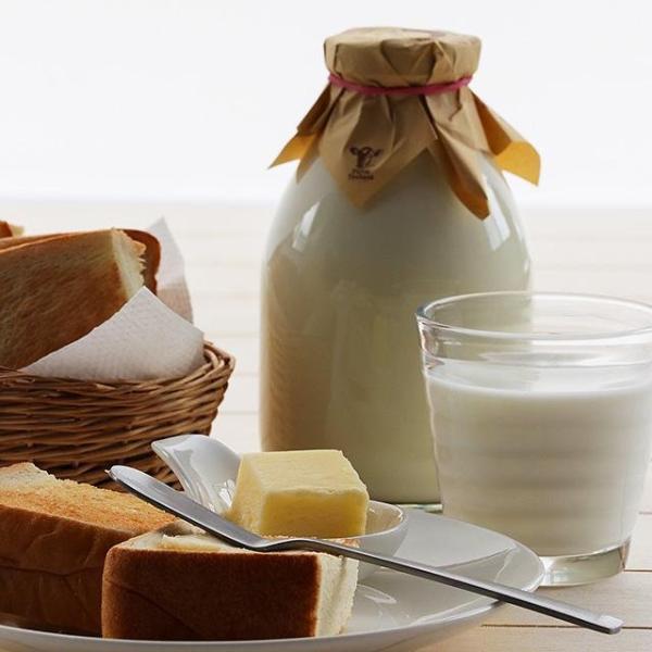 山でストレスなく育った牛たちから絞った牛乳です。季節ごとに変わる味わいをお楽しみください。※こちらの商品は製造できる数量に限りがございますため、毎月第1・第3水曜日の発送予定となります。【配送日時指定不可】◆商品内容：牛乳500ml×2本／...