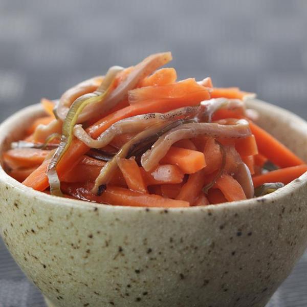 福島の郷土料理「いか人参」の3袋セット。いか人参は福島県のスーパーならどこでも売っていると言われるほど、福島県では大人気のごはんのお供です。スルメイカと細切りにした人参を醤油ベースのたれで味付けしたお漬物で各家庭で主に晩秋から冬にかけて作ら...