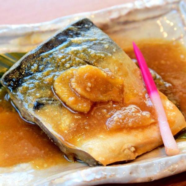 【湯せんで簡単】小名浜港水揚げの脂ののった真鯖のみ厳選し　味噌味と生姜醤油味の２種類の煮魚です。煮魚が得意だった、さすいち初代会長の祖母から受け継いだ小名浜の味を　ご家庭でお手軽に湯せん調理でふっくらと柔らかくお召し上がりいただけます。真空...