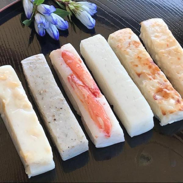 ほかの練製品にはない人気6種が楽しめるスティックタイプのかまぼこ詰合せです。厳選した魚を丹念に練り、ガスと赤外線でじっくり焼き上げることで素材の旨味を最大限に引き出し、作り立ての美味しさを閉じ込めるために温かいままパックしています。キューブ...