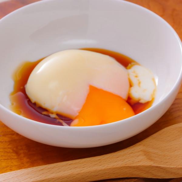 黄身の食感と甘みがとろり白身とマリアージュ丁寧な仕上げの絶品温泉たまご 厳選された生卵を使用し、丁寧に仕上げた温泉たまご少し固めに仕上げた黄身の食感と、とろりとした甘みがお楽しみいただける逸品です。サラダやパスタ、がっつりとした丼ぶりにもぴ...