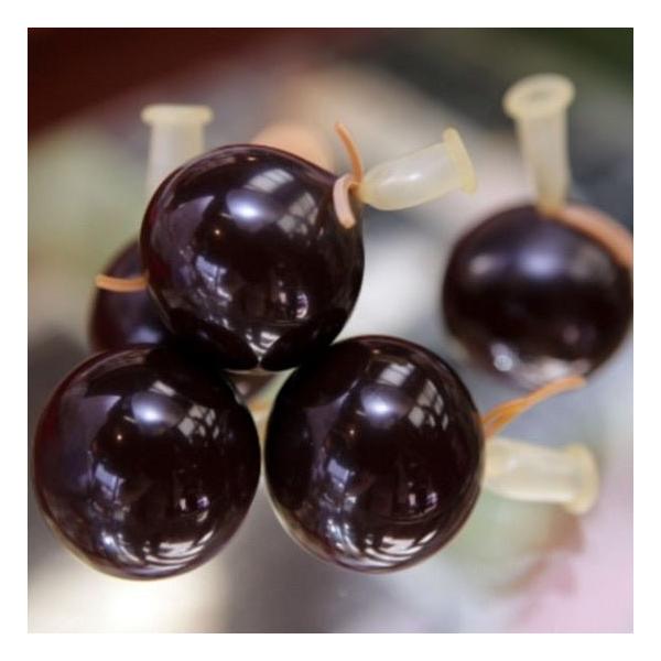 爪楊枝をさすとくるりと剥けるのが特徴の羊羹です。今も江戸時代の製法そのままにガスや電気を使わず、薪を焚いて煉る製法で羊羹を作っております。練り上げた羊羹は素材の風味が生きております。桃ようかんには皇室献上産地である伊達地方の桃を使用しており...