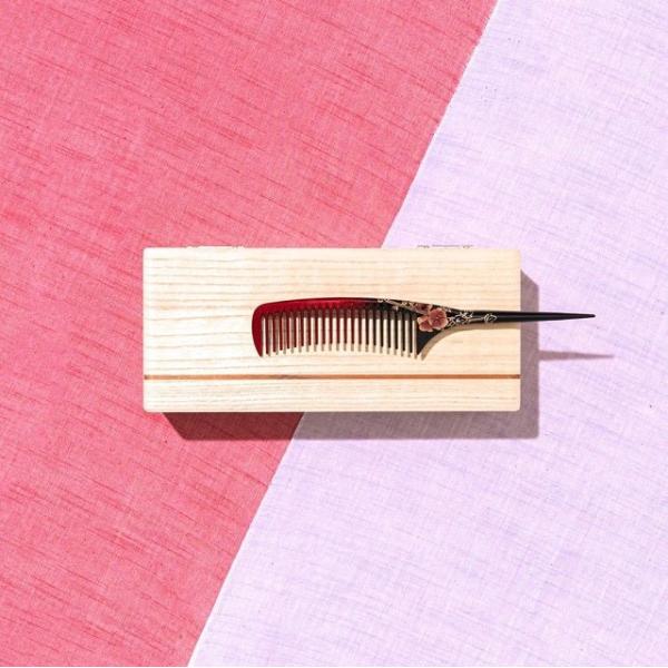 会津への感謝から生まれた、立体湾曲した櫛「あいくし」最高級グレードモデルです。・美容専門家と2年をかけて開発・軽くて丈夫なマグネシウム合金素材・頭にフィットする3D1カーブ・伝統と研究が生んだ熱に強いUV漆の会津塗り・職人による蒔絵、会津霧...