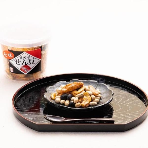 丁寧に煎り上げた国産大豆3種と煎餅がミックスされた「せん豆」と、ピリ辛七味がアクセントの柿の種ミックス「せん豆七味柿」のセットです。サクサク軽やかな食感と香ばしさが後を引き、ついもう一粒……と手が止まらない美味しさ。お茶うけにはもちろん、晩...