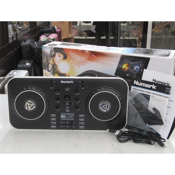 □メーカー：Numark/ヌマーク□商品名：DJコントローラー□型　番：iDJ Live II NU-CON-026□外観状態若干の擦りキズや汚れは見られるものの大きな使用感は無く全体的に状態良好です。なお、回転盤部分の保護フィルムは剥がさ...