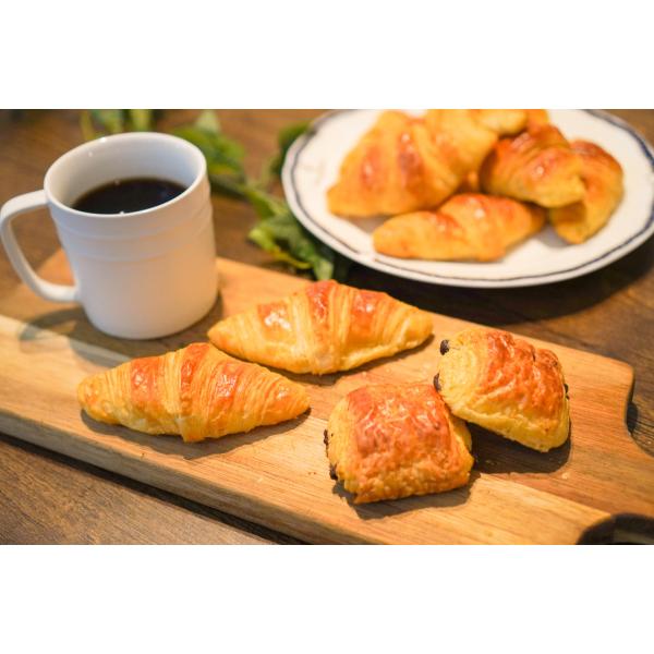 【おかげさまで、累計25,000個販売】名称：冷凍クロワッサン産地：フランス個数：約30ｇ×12個原材料：　小麦粉、バター、砂糖、イースト、小麦グルテン、鶏卵、食塩、全粉乳、小麦粉調製品、着色料（カロテン）、VC、酵素（一部に小麦、卵、乳成...