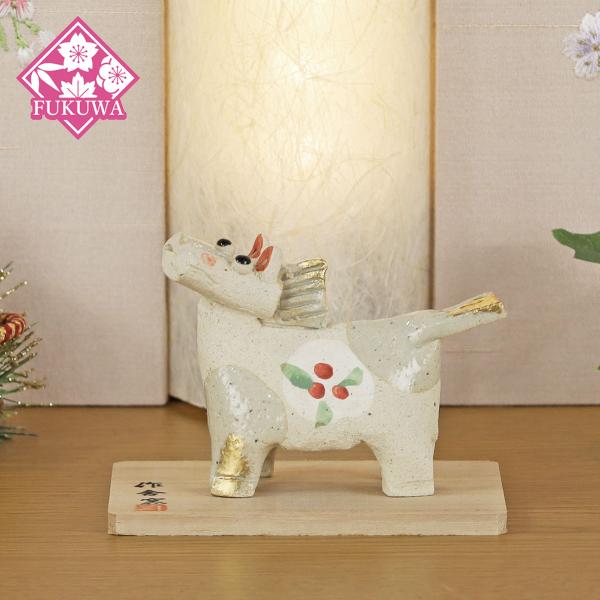 タタラと呼ばれる板状の土を使って形を作る技法で製作された干支飾りです。型を使う陶器が多い中、手作りの味のあるデザインが人気の商品です。【商品サイズ】幅11センチ×奥行7センチ×高さ7.8センチ陶器高さ:大7.2センチ【セット内容】干支本体・...