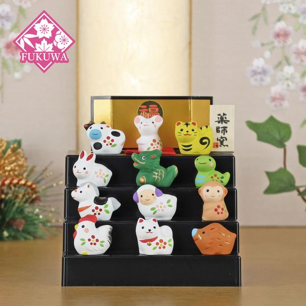 門松 鏡餅 干支 置物 縁起物陶器の十二支飾りです。三段の飾り台付きで毎年お使い頂けます。【商品サイズ】幅10.5センチ×奥行10.5センチ×高さ11センチ陶器高さ1.8〜2.4センチ【セット内容】干支本体・飾り台(プラ)・屏風・木札