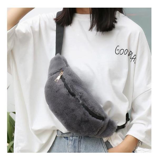ふわふわフェイクファー＆ヒョウ柄が可愛らしいキッズ用ウエストポーチです。小物収納にぴったりのミニサイズです・【サイズについて】上幅：31cm　高さ：16cm　下幅：20cm【素材について】ポリエステル【カラーについて】生産ロットにより柄の出...