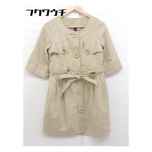 管理番号： 110810000198520210831ベースW96/野付属品： ウエストリボン　　　　 内側、衿の内側、数か所に汚れあり素材： 画像参照色： ベージュサイズ： サイズ38梱包サイズ： 通常採寸サイズ： 着丈：約78cm　肩幅...