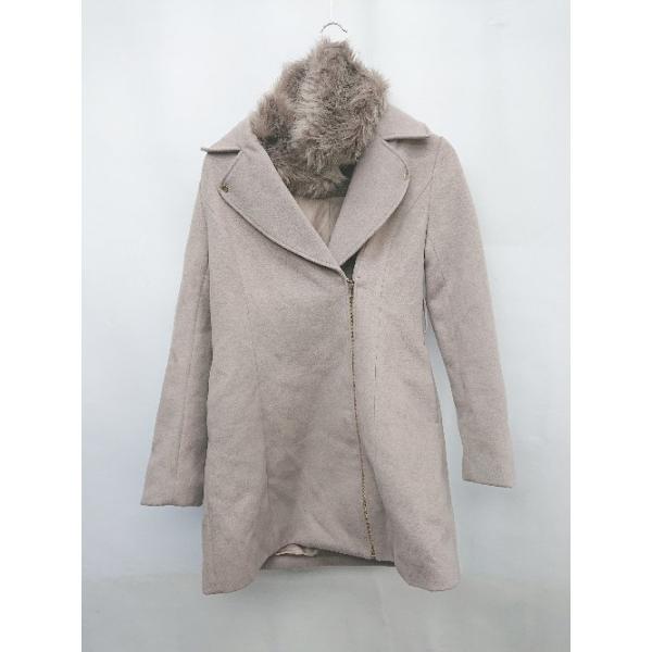 管理番号： 130412000036020240604ベースW7/赤付属品： ウエストリボン ファー<br>ファーは取り外し可能です。素材： 画像参照色： グレージュ系サイズ： サイズ M梱包サイズ： 大付属品： ウエストリボン...