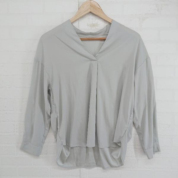 管理番号： 130419000454120240604ベースW152/由付属品： 無<br>襟部分に薄汚れあり。素材： 画像参照色： ライトグレー系サイズ： サイズM梱包サイズ： 通常付属品： 無<br>襟部分に薄汚...