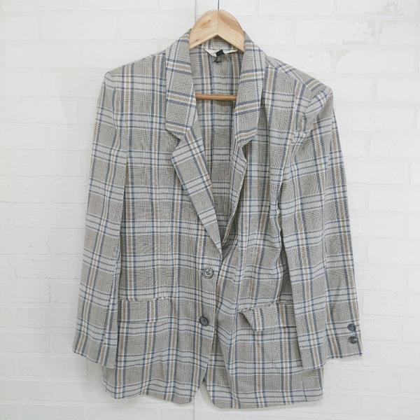 管理番号： 130425000743720240604ベースW729/菅付属品： 無<br>襟に汚れあり。<br>前の持ち主が使用した際についた匂いの付着あり。<br>肩パット入りです。素材： 画像参照色...