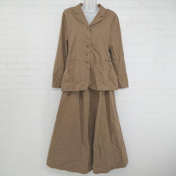 管理番号： 130516000726520240604ベースW748/菅EX付属品： 無<br>襟や所々に汚れあり。素材： 画像参照色： ベージュサイズ： サイズM梱包サイズ： 通常付属品： 無<br>襟や所々に汚れ...