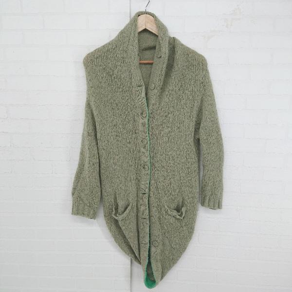 管理番号： 130524000861820240920ベースW130/石付属品： 替えボタン1個<br>所々に毛羽立ちがありますが、大きなダメージはございません。<br>匂いの付着あり。素材： 画像参照色： グリーン...