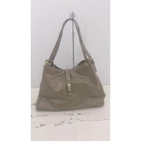 管理番号： 130621001251220240605ベースB145/石付属品： 無<br>数か所に汚れあり。素材： レザー系色： グレージュ系サイズ： 0梱包サイズ： 通常付属品： 無<br>数か所に汚れあり。採寸...