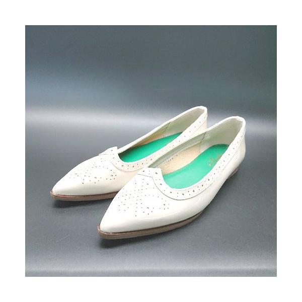 管理番号： 130904003485320241122ベースS/TF付属品： 無<br>汚れあり素材： エナメル/ラバーソール色： アイボリーサイズ： サイズ24.5梱包サイズ： 通常付属品： 無<br>汚れあり採寸...