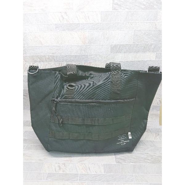 管理番号： 140509000667020240522ベースB39/辻付属品： ショルダーベルト<br>ショルダーベルト取り外し可能です。<br>内側に薄汚れあり。素材： ポリエステル系色： ブラックサイズ： 0梱包...
