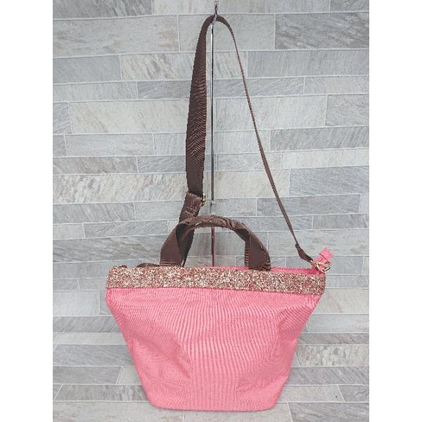 管理番号： 140529001853420240611ベースB/友付属品： ポーチ<br>所々にシミ汚れあり<br>ラメ素地の多少の剥がれあり<br>ショルダーベルトは取り外し可能です。素材： 合成繊維系...