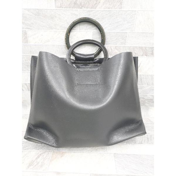 管理番号： 140726004196220240920ベースB２４/七付属品： 無<br>凹みあり。<br>マチの四隅に擦れやほつれあり。<br>持ち手にダメージあり。素材： レザー系色： ブラックサイズ...