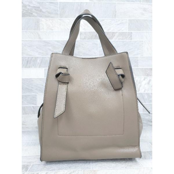 管理番号： 140909004668120240920ベースB26/七付属品： 無<br>所々に白い汚れあり。<br>マチの四隅に擦れや表面の剥がれあり。素材： レザー系色： ブラウンサイズ： 0梱包サイズ： 通常付...