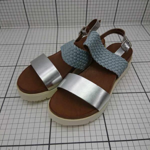 管理番号： 150825004598120251030ベースS/付属品： 無<br>採寸は1cm各の格子背景で行っております。素材： /ソール色： 【アートピース ARTPEACE】シルバー×ブルー系 編み込みレザーサンダル レ...