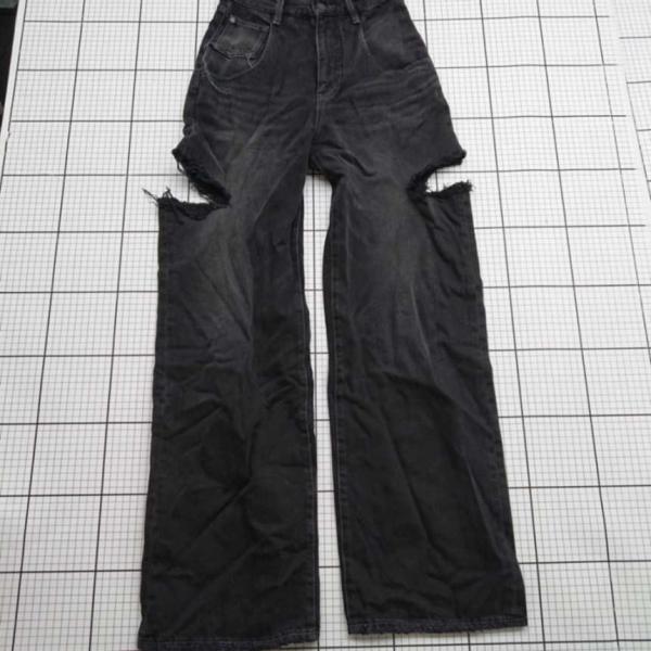 管理番号： 150919004041820251024ベースW/K付属品： 無<br>採寸は1cm各の格子背景で行っております。素材： 画像参照色： エモダ ダメージデニムパンツ ブラック系 S レディース 0423424716...