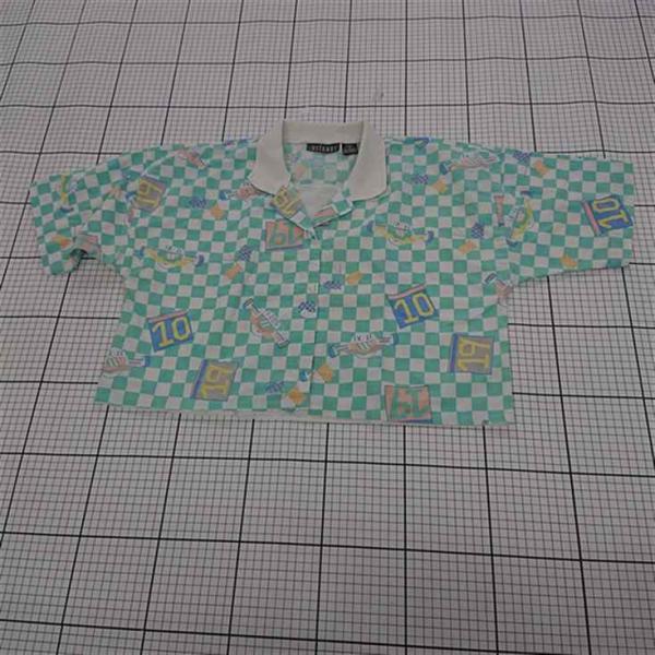 管理番号： 151007000207520251118ベースW/知付属品： 無<br>採寸はAIが1cm各の格子背景で行っております。素材： 画像参照色： ジターノ GITANO 総柄 チェック柄 半袖シャツ Sサイズ メンズサ...