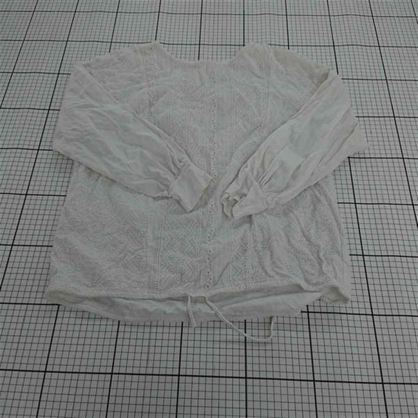 管理番号： 151007001610220251118ベースW/小付属品： 無<br>採寸はAIが1cm各の格子背景で行っております。素材： 画像参照色： ルコリ le colis コットンレース長袖ブラウス ホワイト系 レディ...