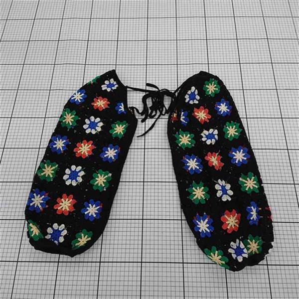 管理番号： 151007001869420251119ベースW/増付属品： 無<br>採寸はAIが1cm各の格子背景で行っております。<br>糸連れあり。素材： 画像参照色： PALU 花柄かぎ針編みアームウォーマー...